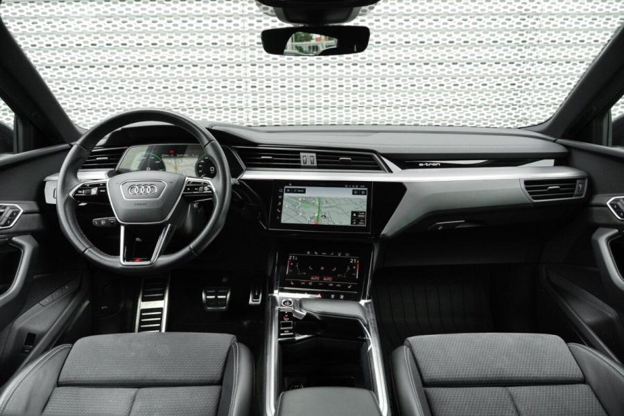 Grey Audi Q8 2024 in Marupe, with an engine capacity of 0.00 L and mileage of 55 thousand km for 59900 €, photo 8 on AUTOMOTO.COM.LV