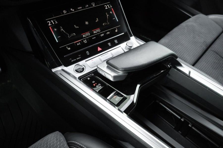 Grey Audi Q8 2024 in Marupe, with an engine capacity of 0.00 L and mileage of 55 thousand km for 59900 €, photo 35 on AUTOMOTO.COM.LV