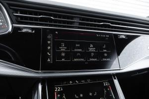 Pelēks Audi Q8 2024 Mārupe, ar dzinēja tilpumu 3.00 L un nobraukumu 85 tūkst. km par 64900 €, foto 24 vietnē AUTOMOTO.COM.LV