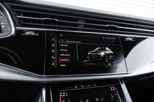 Pelēks Audi Q8 2024 Mārupe, ar dzinēja tilpumu 3.00 L un nobraukumu 85 tūkst. km par 64900 €, foto 25 vietnē AUTOMOTO.COM.LV