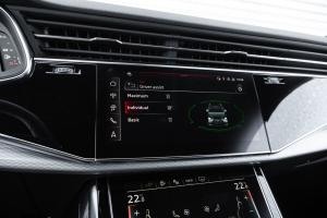 Pelēks Audi Q8 2024 Mārupe, ar dzinēja tilpumu 3.00 L un nobraukumu 85 tūkst. km par 64900 €, foto 26 vietnē AUTOMOTO.COM.LV