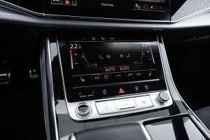 Pelēks Audi Q8 2024 Mārupe, ar dzinēja tilpumu 3.00 L un nobraukumu 85 tūkst. km par 64900 €, foto 31 vietnē AUTOMOTO.COM.LV
