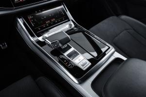 Pelēks Audi Q8 2024 Mārupe, ar dzinēja tilpumu 3.00 L un nobraukumu 85 tūkst. km par 64900 €, foto 32 vietnē AUTOMOTO.COM.LV