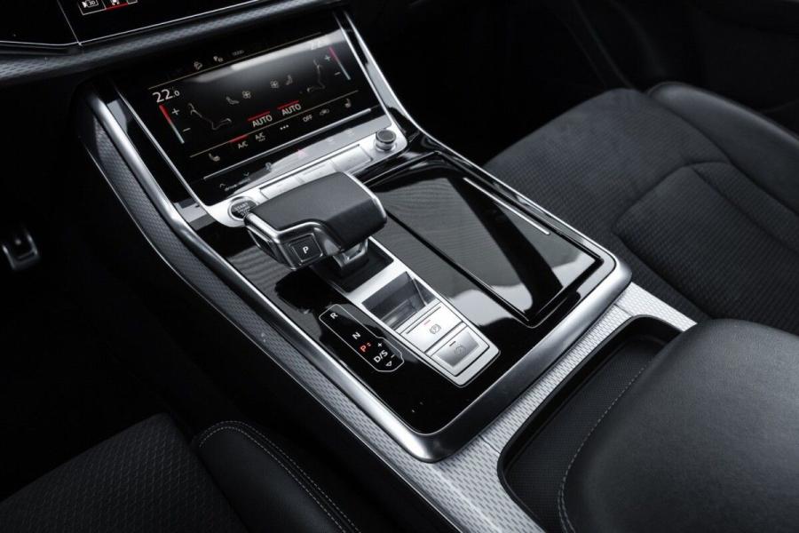 Pelēks Audi Q8 2024 Mārupe, ar dzinēja tilpumu 3.00 L un nobraukumu 85 tūkst. km par 64900 €, foto 32 vietnē AUTOMOTO.COM.LV