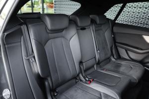 Pelēks Audi Q8 2024 Mārupe, ar dzinēja tilpumu 3.00 L un nobraukumu 85 tūkst. km par 64900 €, foto 33 vietnē AUTOMOTO.COM.LV