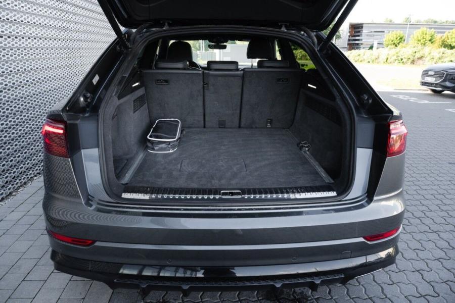 Pelēks Audi Q8 2024 Mārupe, ar dzinēja tilpumu 3.00 L un nobraukumu 85 tūkst. km par 64900 €, foto 35 vietnē AUTOMOTO.COM.LV