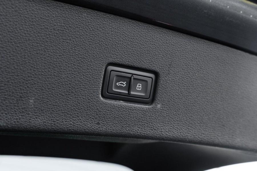 Pelēks Audi Q8 2024 Mārupe, ar dzinēja tilpumu 3.00 L un nobraukumu 85 tūkst. km par 64900 €, foto 36 vietnē AUTOMOTO.COM.LV