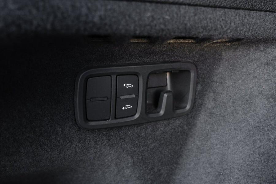 Pelēks Audi Q8 2024 Mārupe, ar dzinēja tilpumu 3.00 L un nobraukumu 85 tūkst. km par 64900 €, foto 37 vietnē AUTOMOTO.COM.LV