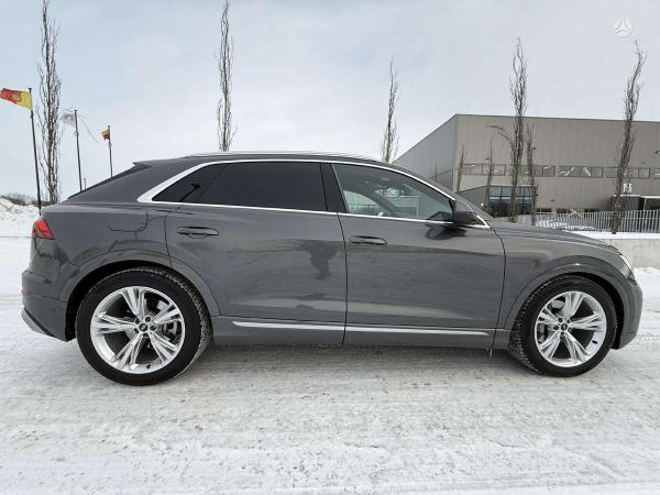 Pelēks Audi Q8 2025 Klaipėda, ar dzinēja tilpumu 2.97 L un nobraukumu 9 tūkst. km par 77900 €, foto 4 vietnē AUTOMOTO.COM.LV