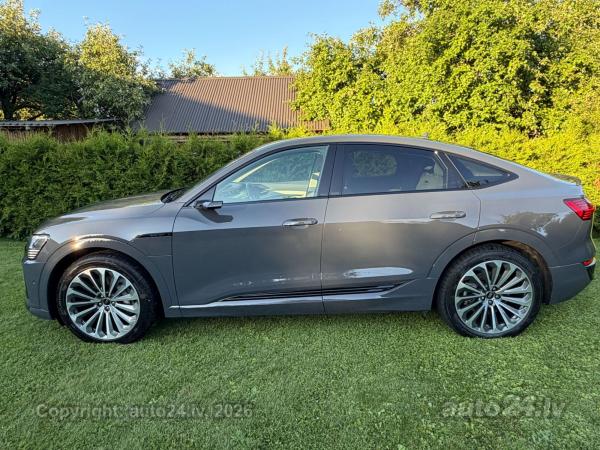 Pelēks Audi Q8 2023 Tallina, ar dzinēja tilpumu 0.00 L un nobraukumu 40 tūkst. km par 49000 €, foto 4 vietnē AUTOMOTO.COM.LV