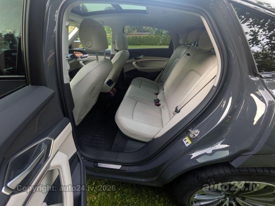 Pelēks Audi Q8 2023 Tallina, ar dzinēja tilpumu 0.00 L un nobraukumu 40 tūkst. km par 49000 €, foto 12 vietnē AUTOMOTO.COM.LV