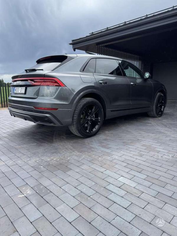 Pelēks Audi Q8 2021 Biržai, ar dzinēja tilpumu 3.00 L un nobraukumu 118 tūkst. km par 42000 €, foto 1 vietnē AUTOMOTO.COM.LV