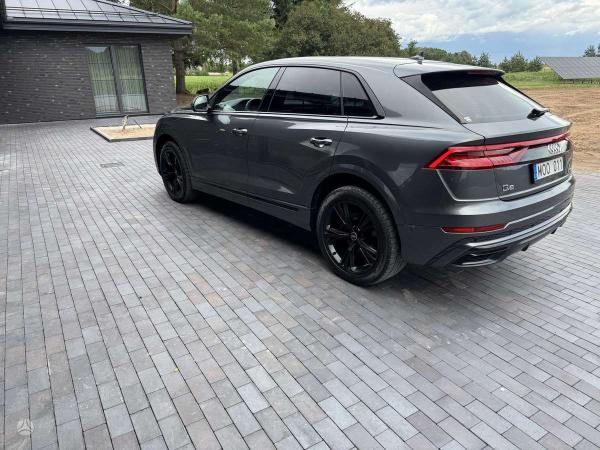 Pelēks Audi Q8 2021 Biržai, ar dzinēja tilpumu 3.00 L un nobraukumu 118 tūkst. km par 42000 €, foto 2 vietnē AUTOMOTO.COM.LV