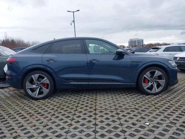 Blue Audi Q8 Sportback e-tron 2023 in Vilnius, with an engine capacity of 0.00 L and mileage of 104 thousand km for 45900 €, photo 5 on AUTOMOTO.COM.LV
