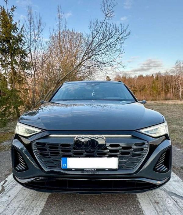 Серый Ауди Q8 Sportback e-tron 2023 в Вильнюс, объемом двигателя 0.00 л и пробегом 61 тыс. км за 49000 €, фото 3 на AUTOMOTO.COM.LV