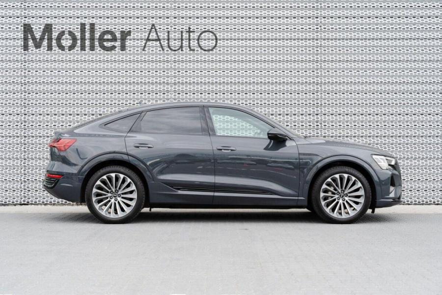 Pelēks Audi Q8 Sportback e-tron 2023 Mārupe, ar dzinēja tilpumu 0.00 L un nobraukumu 57 tūkst. km par 51900 €, foto 6 vietnē AUTOMOTO.COM.LV