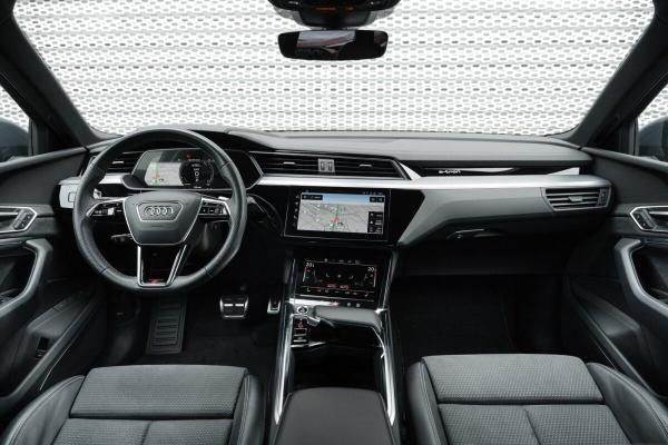 Серый Ауди Q8 Sportback e-tron 2023 в Марупе, объемом двигателя 0.00 л и пробегом 57 тыс. км за 51900 €, фото 6 на AUTOMOTO.COM.LV