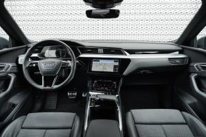 Pelēks Audi Q8 Sportback e-tron 2023 Mārupe, ar dzinēja tilpumu 0.00 L un nobraukumu 57 tūkst. km par 51900 €, foto 7 vietnē AUTOMOTO.COM.LV