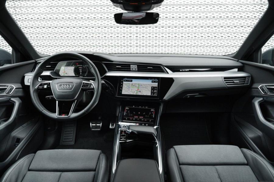 Pelēks Audi Q8 Sportback e-tron 2023 Mārupe, ar dzinēja tilpumu 0.00 L un nobraukumu 57 tūkst. km par 51900 €, foto 7 vietnē AUTOMOTO.COM.LV