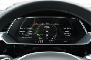 Pelēks Audi Q8 Sportback e-tron 2023 Mārupe, ar dzinēja tilpumu 0.00 L un nobraukumu 57 tūkst. km par 51900 €, foto 17 vietnē AUTOMOTO.COM.LV