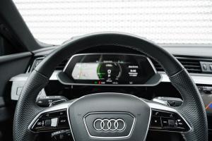Pelēks Audi Q8 Sportback e-tron 2023 Mārupe, ar dzinēja tilpumu 0.00 L un nobraukumu 57 tūkst. km par 51900 €, foto 18 vietnē AUTOMOTO.COM.LV