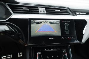 Pelēks Audi Q8 Sportback e-tron 2023 Mārupe, ar dzinēja tilpumu 0.00 L un nobraukumu 57 tūkst. km par 51900 €, foto 20 vietnē AUTOMOTO.COM.LV
