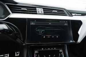 Pelēks Audi Q8 Sportback e-tron 2023 Mārupe, ar dzinēja tilpumu 0.00 L un nobraukumu 57 tūkst. km par 51900 €, foto 21 vietnē AUTOMOTO.COM.LV