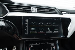 Pelēks Audi Q8 Sportback e-tron 2023 Mārupe, ar dzinēja tilpumu 0.00 L un nobraukumu 57 tūkst. km par 51900 €, foto 22 vietnē AUTOMOTO.COM.LV
