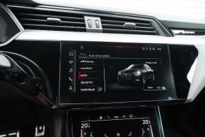 Pelēks Audi Q8 Sportback e-tron 2023 Mārupe, ar dzinēja tilpumu 0.00 L un nobraukumu 57 tūkst. km par 51900 €, foto 23 vietnē AUTOMOTO.COM.LV
