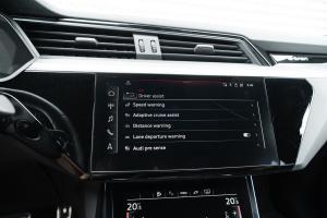 Pelēks Audi Q8 Sportback e-tron 2023 Mārupe, ar dzinēja tilpumu 0.00 L un nobraukumu 57 tūkst. km par 51900 €, foto 24 vietnē AUTOMOTO.COM.LV