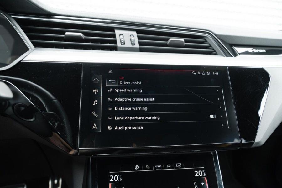 Pelēks Audi Q8 Sportback e-tron 2023 Mārupe, ar dzinēja tilpumu 0.00 L un nobraukumu 57 tūkst. km par 51900 €, foto 24 vietnē AUTOMOTO.COM.LV
