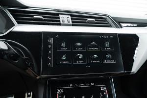 Pelēks Audi Q8 Sportback e-tron 2023 Mārupe, ar dzinēja tilpumu 0.00 L un nobraukumu 57 tūkst. km par 51900 €, foto 25 vietnē AUTOMOTO.COM.LV