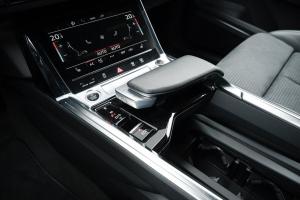 Pelēks Audi Q8 Sportback e-tron 2023 Mārupe, ar dzinēja tilpumu 0.00 L un nobraukumu 57 tūkst. km par 51900 €, foto 27 vietnē AUTOMOTO.COM.LV