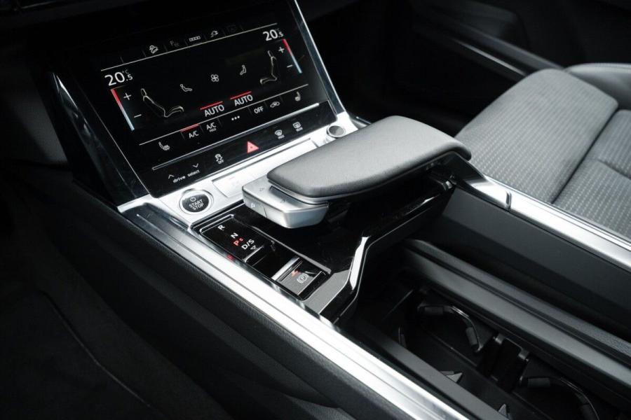 Pelēks Audi Q8 Sportback e-tron 2023 Mārupe, ar dzinēja tilpumu 0.00 L un nobraukumu 57 tūkst. km par 51900 €, foto 27 vietnē AUTOMOTO.COM.LV