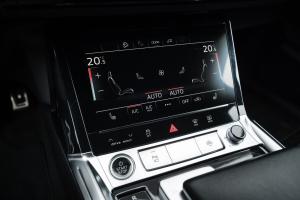 Pelēks Audi Q8 Sportback e-tron 2023 Mārupe, ar dzinēja tilpumu 0.00 L un nobraukumu 57 tūkst. km par 51900 €, foto 28 vietnē AUTOMOTO.COM.LV