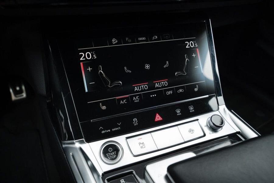 Pelēks Audi Q8 Sportback e-tron 2023 Mārupe, ar dzinēja tilpumu 0.00 L un nobraukumu 57 tūkst. km par 51900 €, foto 28 vietnē AUTOMOTO.COM.LV