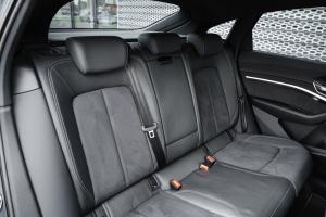 Pelēks Audi Q8 Sportback e-tron 2023 Mārupe, ar dzinēja tilpumu 0.00 L un nobraukumu 57 tūkst. km par 51900 €, foto 29 vietnē AUTOMOTO.COM.LV