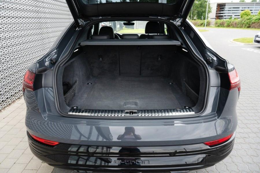 Pelēks Audi Q8 Sportback e-tron 2023 Mārupe, ar dzinēja tilpumu 0.00 L un nobraukumu 57 tūkst. km par 51900 €, foto 30 vietnē AUTOMOTO.COM.LV