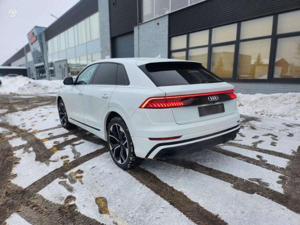 White Audi Q8 2019 in Kaunas, with an engine capacity of 2.97 L and mileage of 275 thousand km for 35000 €, photo 4 on AUTOMOTO.COM.LV