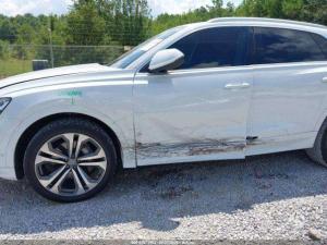 White Audi Q8 2019 in Klaipeda, with an engine capacity of 0.00 L and mileage of 72 thousand km for 14000 €, photo 7 on AUTOMOTO.COM.LV