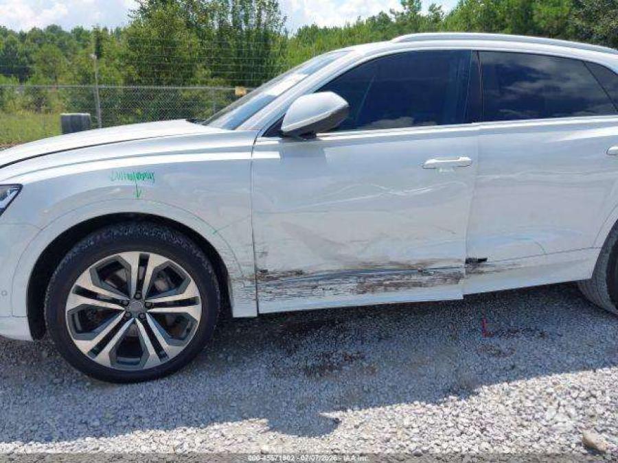 White Audi Q8 2019 in Klaipeda, with an engine capacity of 0.00 L and mileage of 72 thousand km for 14000 €, photo 7 on AUTOMOTO.COM.LV