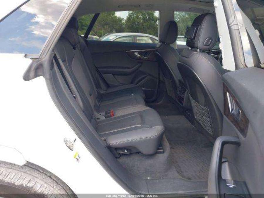 White Audi Q8 2019 in Klaipeda, with an engine capacity of 0.00 L and mileage of 72 thousand km for 14000 €, photo 9 on AUTOMOTO.COM.LV