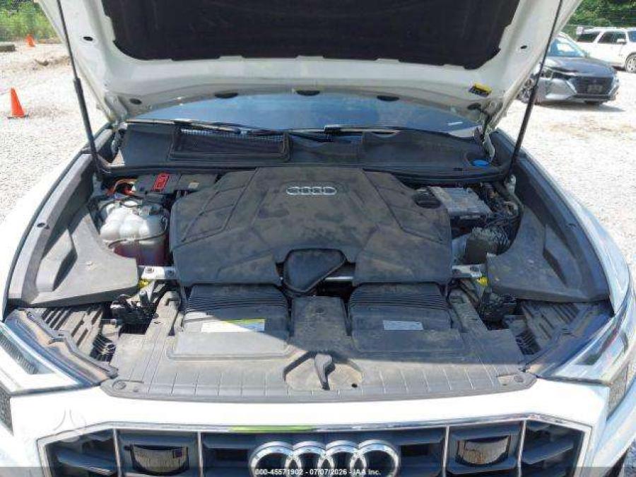 White Audi Q8 2019 in Klaipeda, with an engine capacity of 0.00 L and mileage of 72 thousand km for 14000 €, photo 11 on AUTOMOTO.COM.LV
