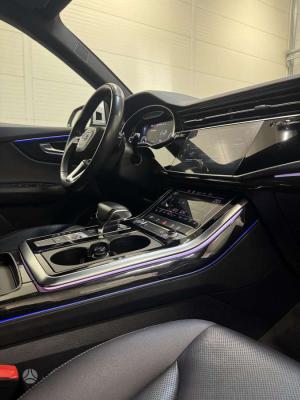 White Audi Q8 2019 in Vilnius, with an engine capacity of 3.00 L and mileage of 203 thousand km for 37999 €, photo 18 on AUTOMOTO.COM.LV