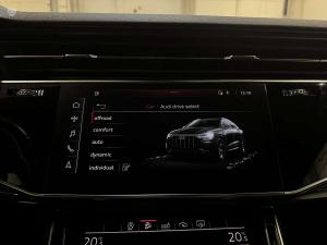 White Audi Q8 2019 in Vilnius, with an engine capacity of 3.00 L and mileage of 203 thousand km for 37999 €, photo 25 on AUTOMOTO.COM.LV