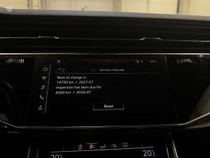 White Audi Q8 2019 in Vilnius, with an engine capacity of 3.00 L and mileage of 203 thousand km for 37999 €, photo 27 on AUTOMOTO.COM.LV