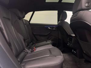 White Audi Q8 2019 in Vilnius, with an engine capacity of 3.00 L and mileage of 203 thousand km for 37999 €, photo 36 on AUTOMOTO.COM.LV