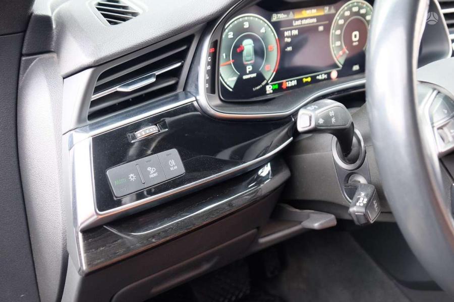 White Audi Q8 2021 in Vilnius, with an engine capacity of 2.97 L and mileage of 124 thousand km for 49999 €, photo 42 on AUTOMOTO.COM.LV