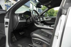 White Audi Q8 2021 in Vilnius, with an engine capacity of 3.00 L and mileage of 144 thousand km for 53900 €, photo 5 on AUTOMOTO.COM.LV