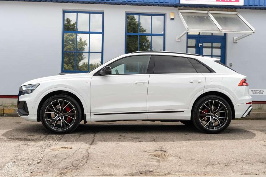 White Audi Q8 2021 in Vilnius, with an engine capacity of 3.00 L and mileage of 144 thousand km for 53900 €, photo 30 on AUTOMOTO.COM.LV